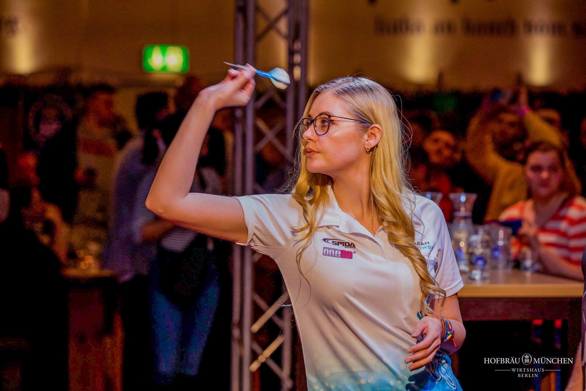 Sarah Milkowski ist Dart-Influencerin und hat ihre Leidenschaft im Dartsport gefunden - intombi