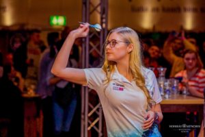 Sarah Milkowski ist Dart-Influencerin und hat ihre Leidenschaft im ...