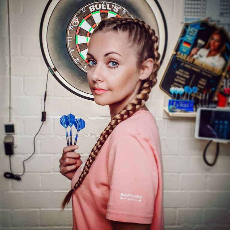 Sarah Milkowski ist Dart-Influencerin und hat ihre Leidenschaft im ...